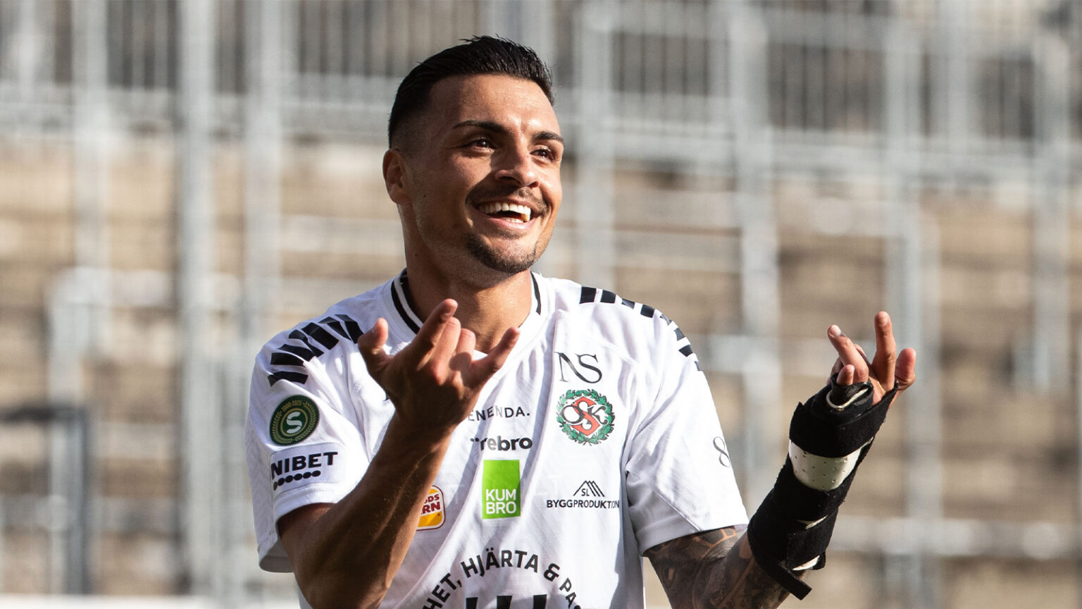 Ahmed Yasin tar ledningen för Örebro SK mot Varbergs Bois
