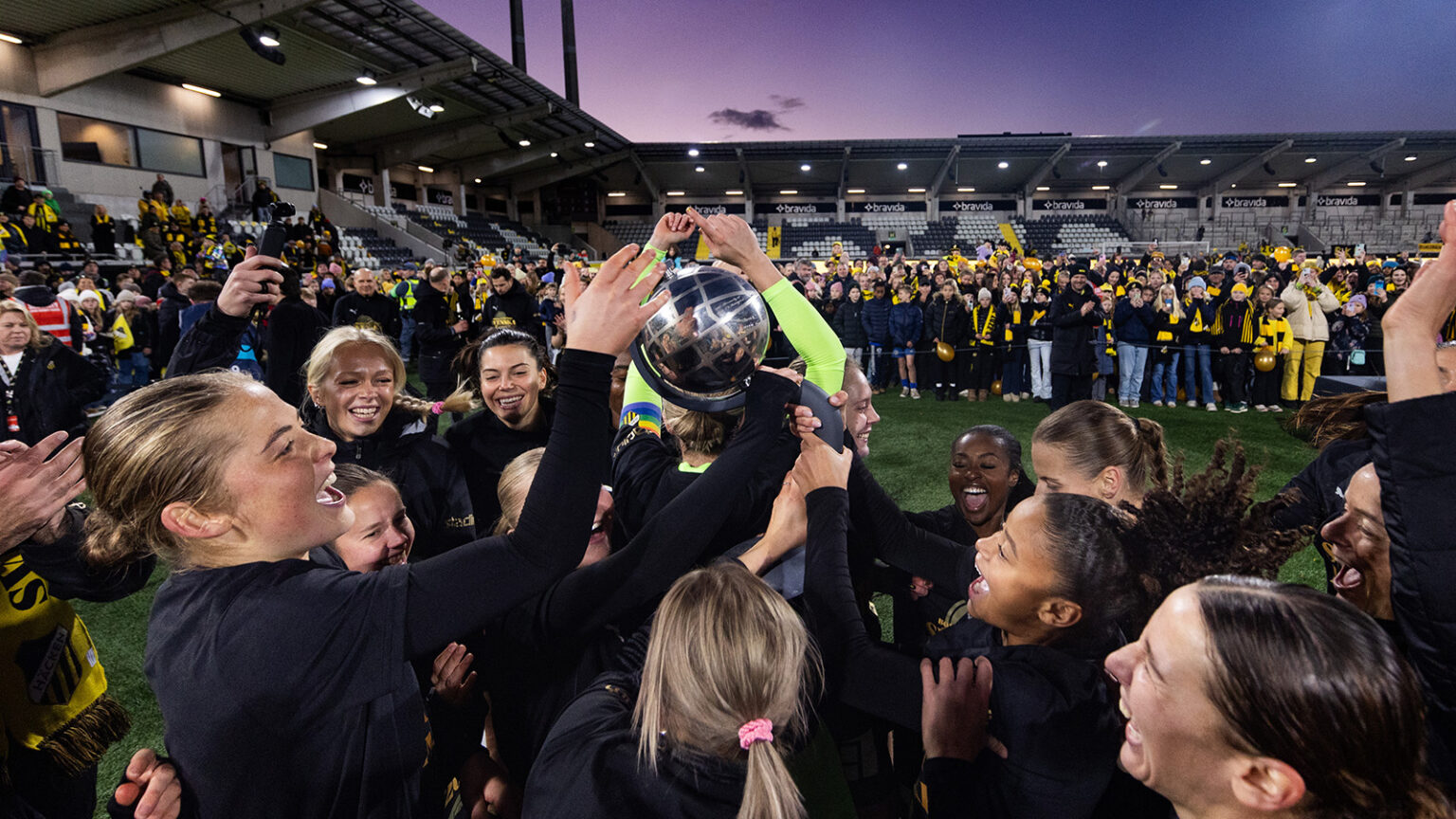 BILDEXTRA: Här lyfter Häcken pokalen på Bravida arena - FotbollDirekt